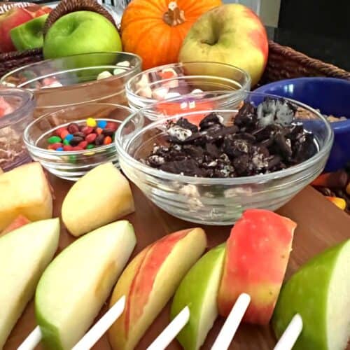 Fall Apple Bar Ideas (Easy Caramel Apples Charcuterie Board)