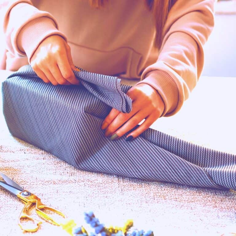 No Waste Cloth Wrapping For Gifts (Fabric Japanese Furoshiki Guide)